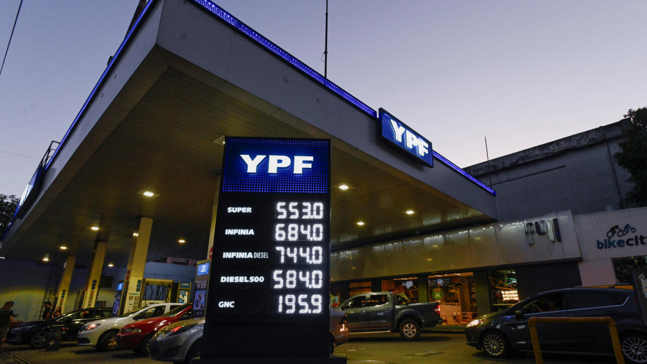 Argentina: Milei suspende su plan de privatizar la petrolera YPF - Economía